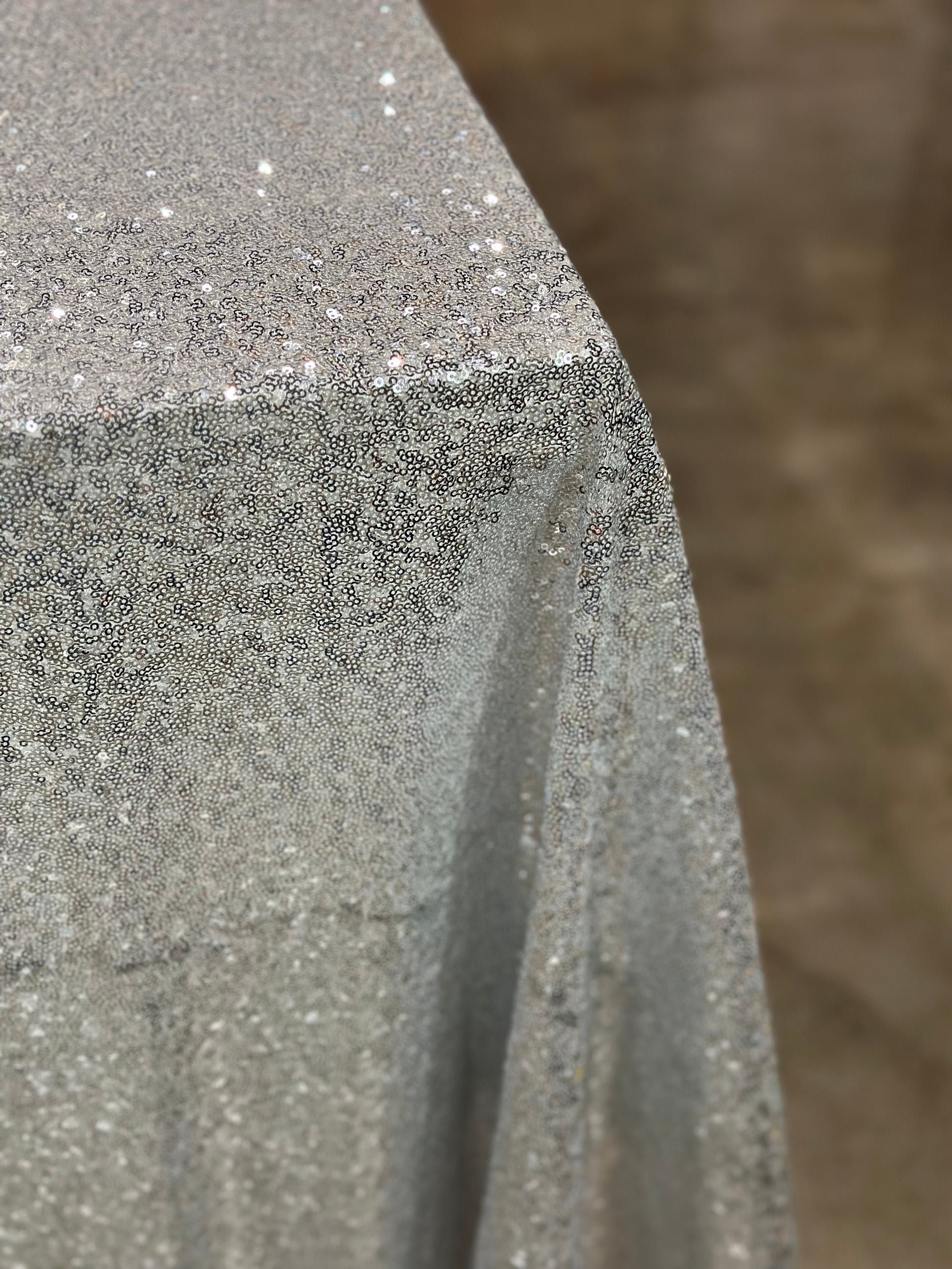 Glitz Sequins Table Linen in Silver – Urquid Linen
